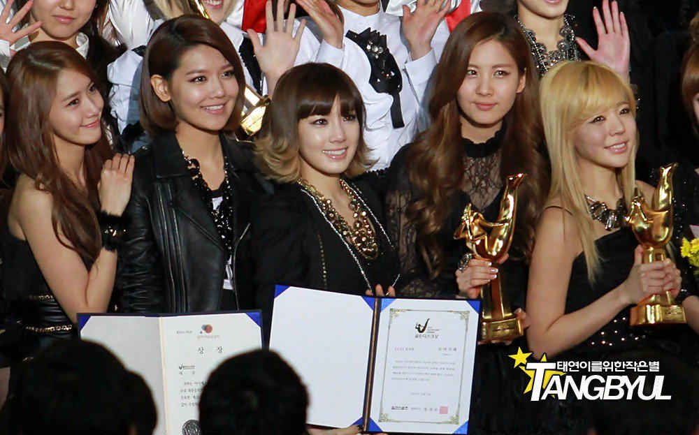 소녀시대 2010년 골디 대상 받은날 태연 우는데 너무 귀여워 ㅠㅠㅠㅠㅠㅠ - 인스티즈(instiz) 연예 카테고리