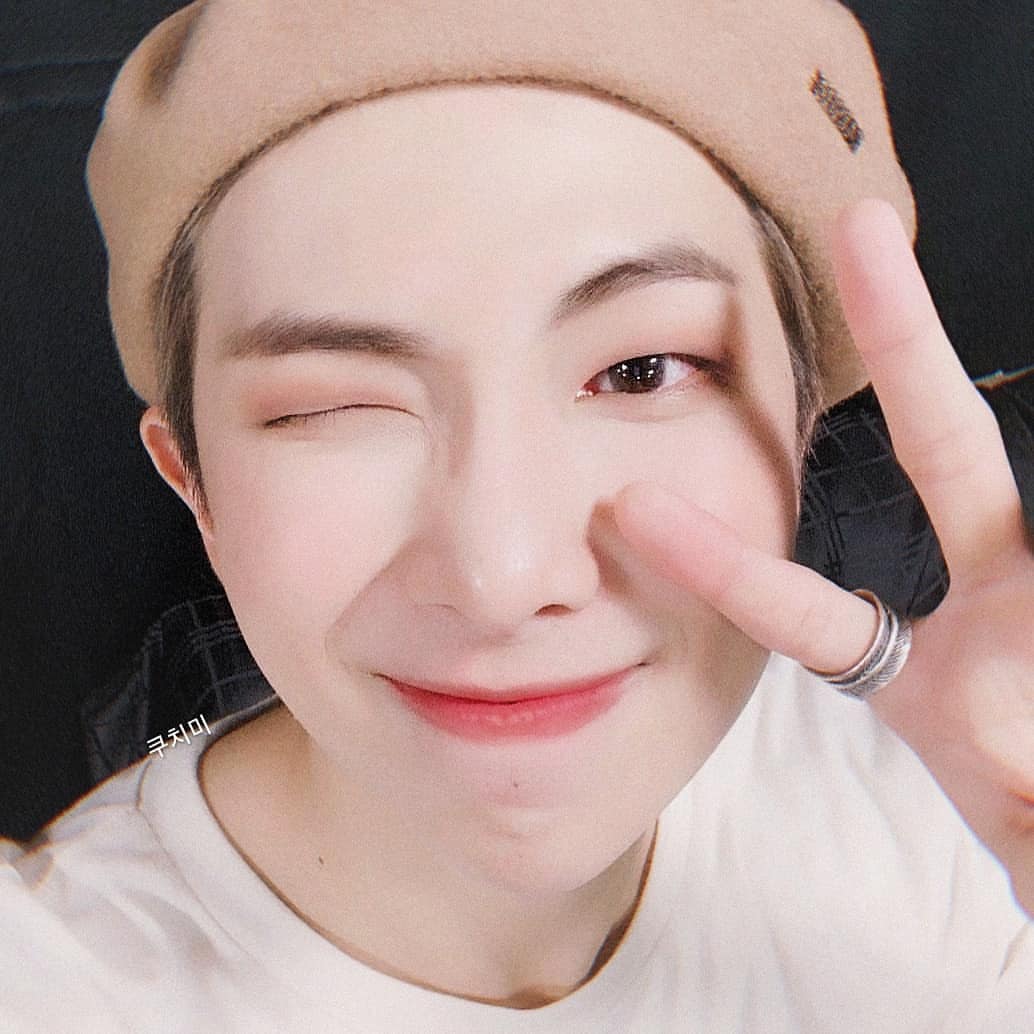 23년 살면서 본 사람들 중에 방탄 RM이 윙크 제일 잘해... - 인스티즈(instiz) (K)POP/예능 카테고리