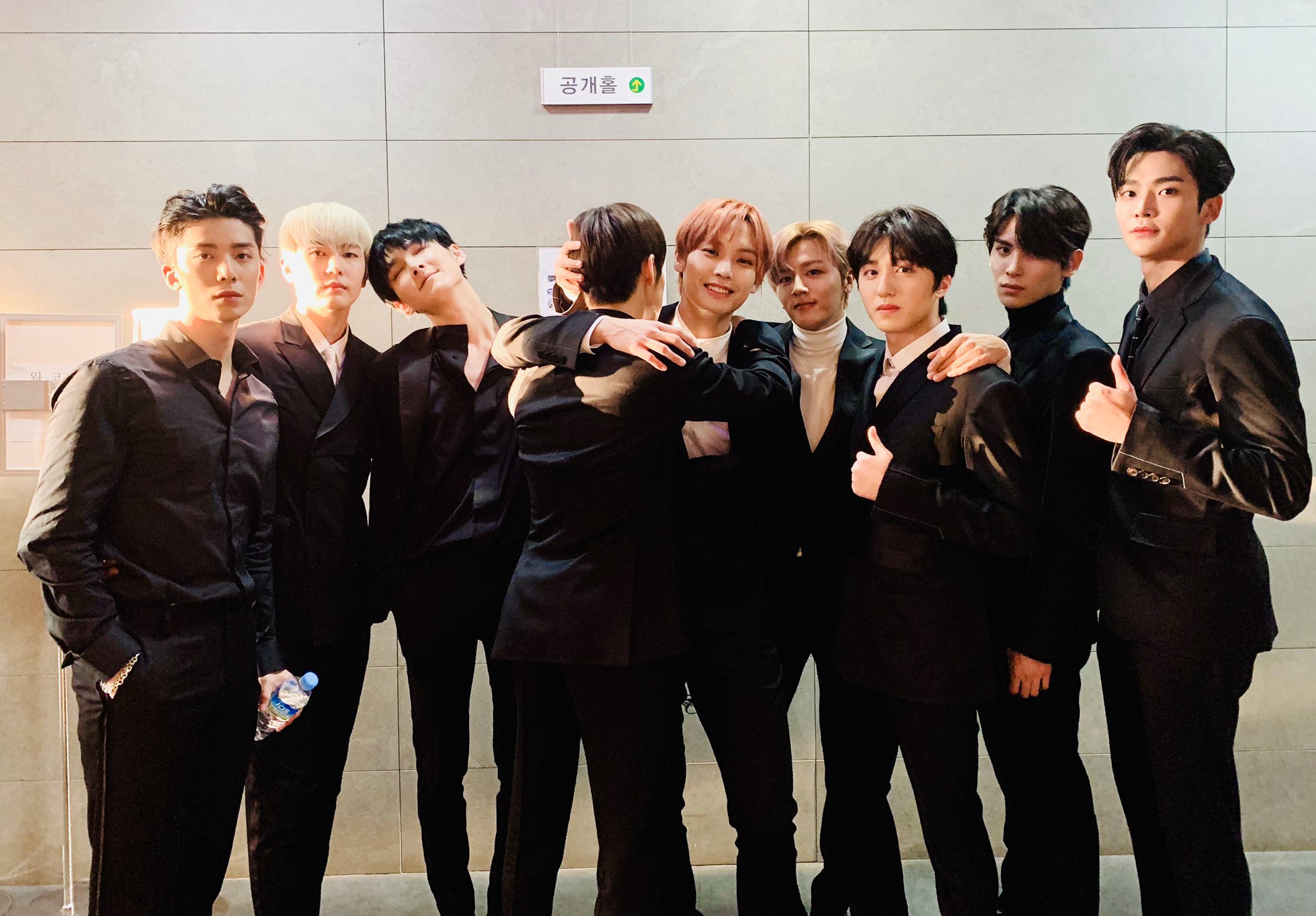 근데 다원이 머리에 있는 손 영빈인가..? - 인스티즈(instiz) SF9 카테고리