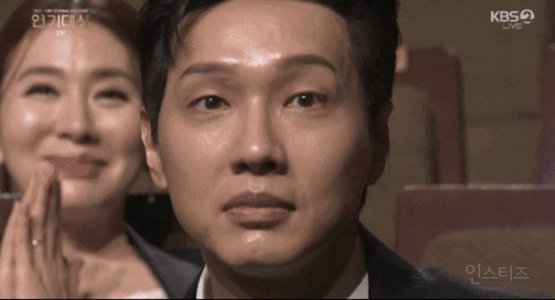 오늘 KBS 연기대상 수상 당했다는 지현우.gif - 인스티즈(instiz) 이슈 카테고리