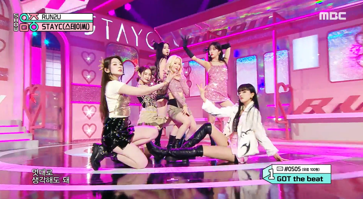 스테이씨 음중 'RUN2U' 컴백 무대 세트장 - 인스티즈(instiz) 인티포털