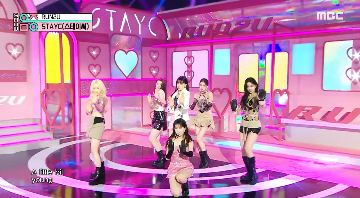 스테이씨 음중 'RUN2U' 컴백 무대 세트장 - 인스티즈(instiz) 인티포털