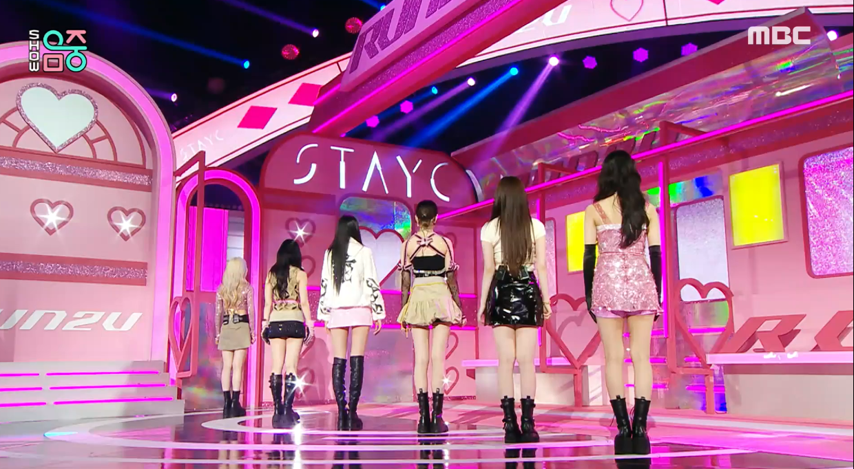 스테이씨 음중 'RUN2U' 컴백 무대 세트장 - 인스티즈(instiz) 이슈 카테고리