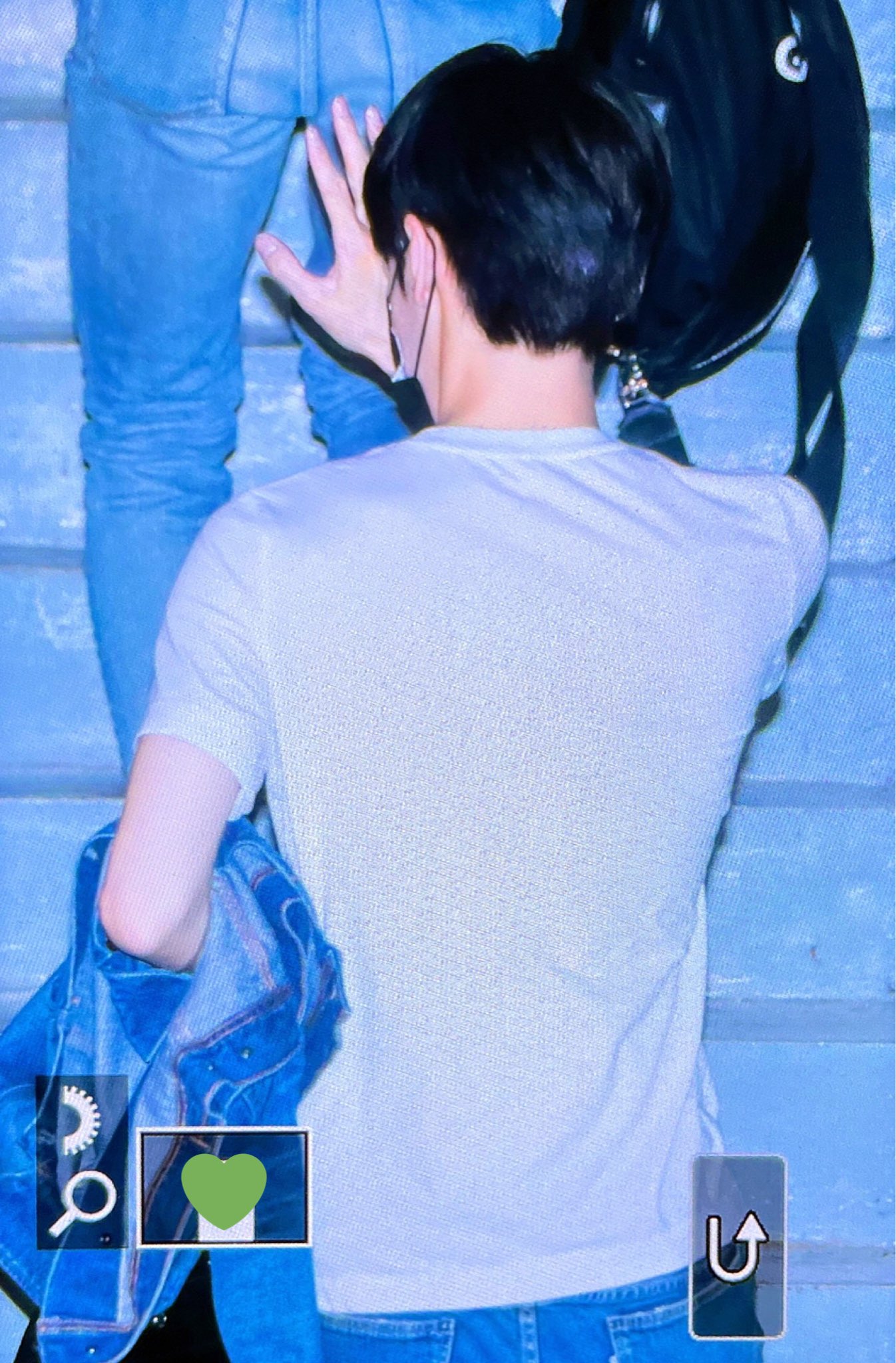 [잡담] 도영 어깨가 반팔티 어깨선 넘는건가? - 인스티즈(instiz) (K)POP/예능 카테고리