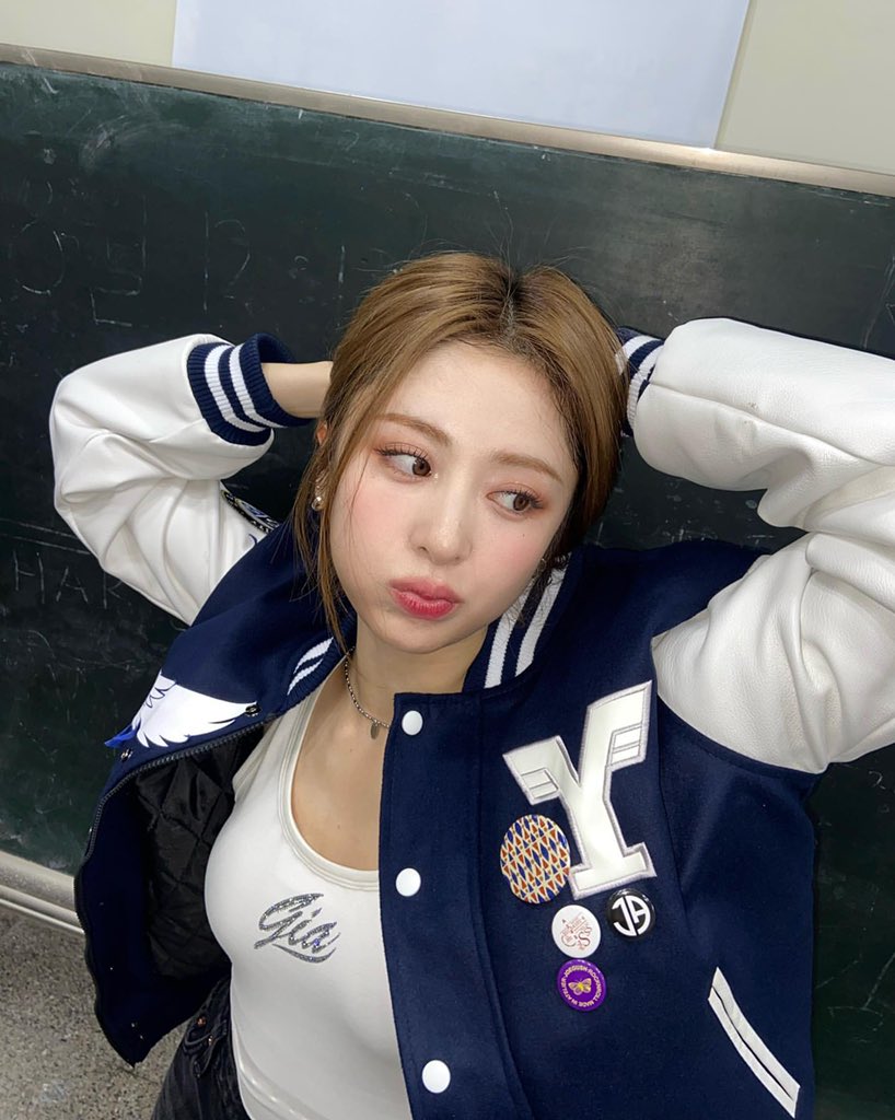 [잡담] 헐 허윤진(yes.연대 과잠💙) 인스타 업뎃함 - 인스티즈(instiz) 연예 카테고리