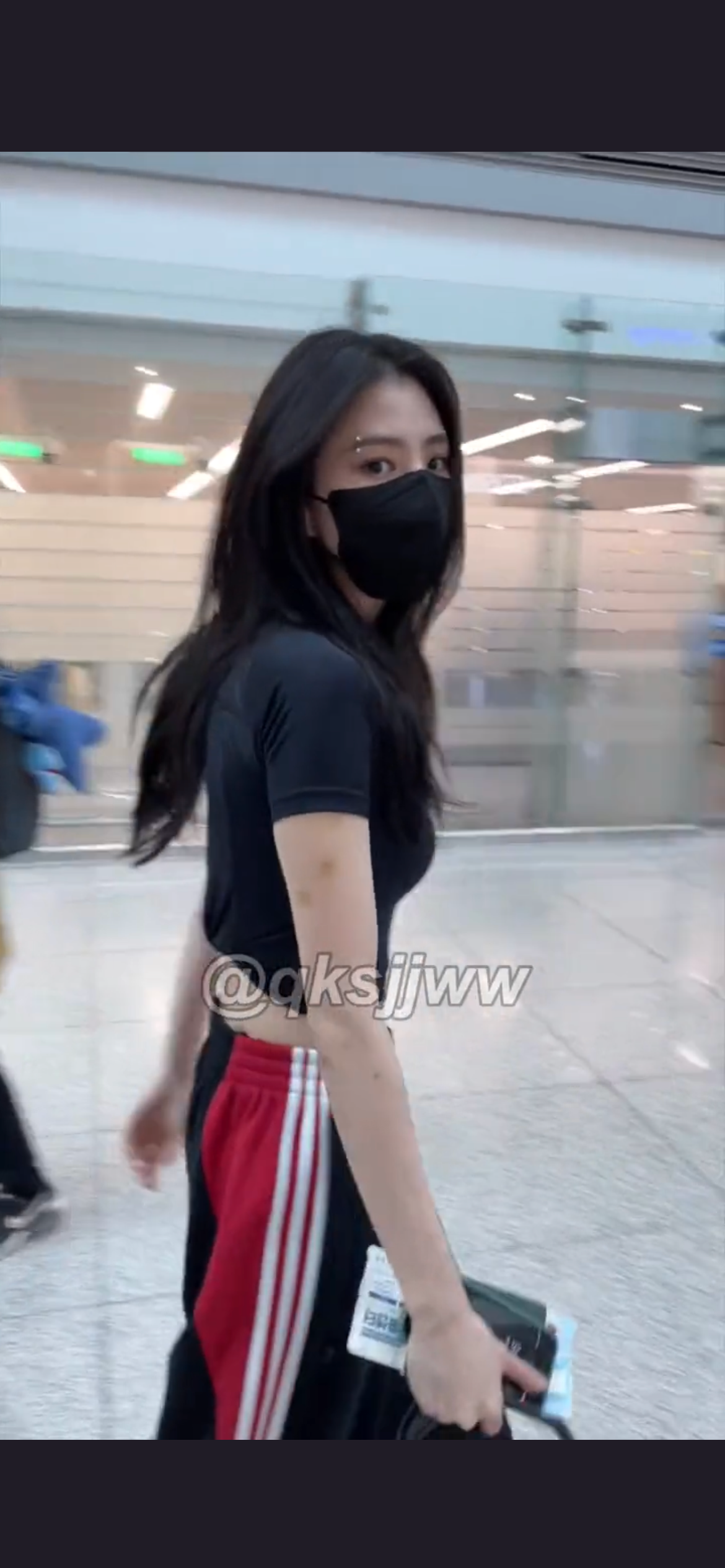 [잡담] 한소희 생각보다 더 몸집이 작네?.. - 인스티즈(instiz) 드영배 카테고리