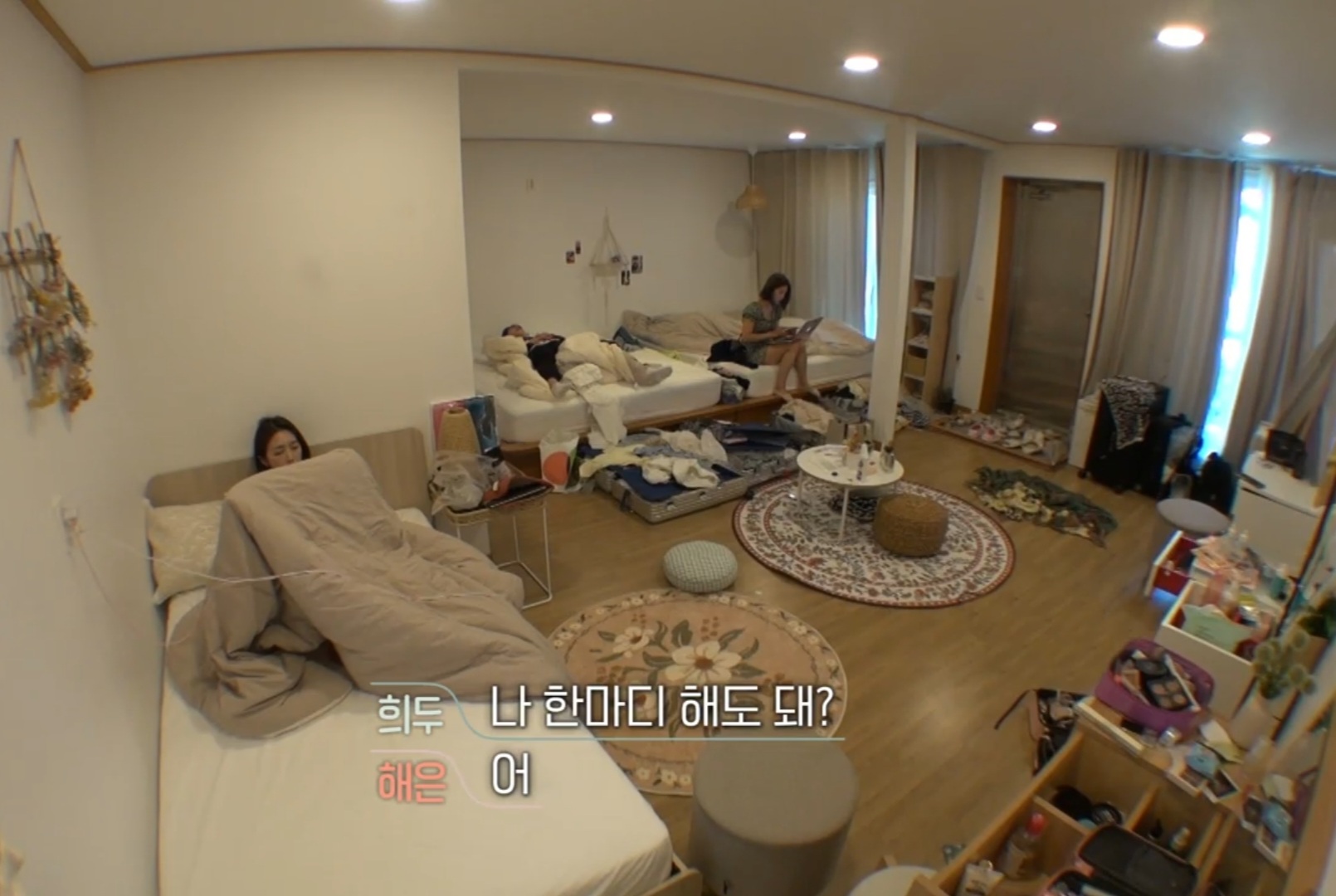 [잡담] 희두 ㅋㅋㅋ 자연스럽게 가운데 누워있는거 ㅋㅋㅋ - 인스티즈(instiz) (K)POP/예능 카테고리