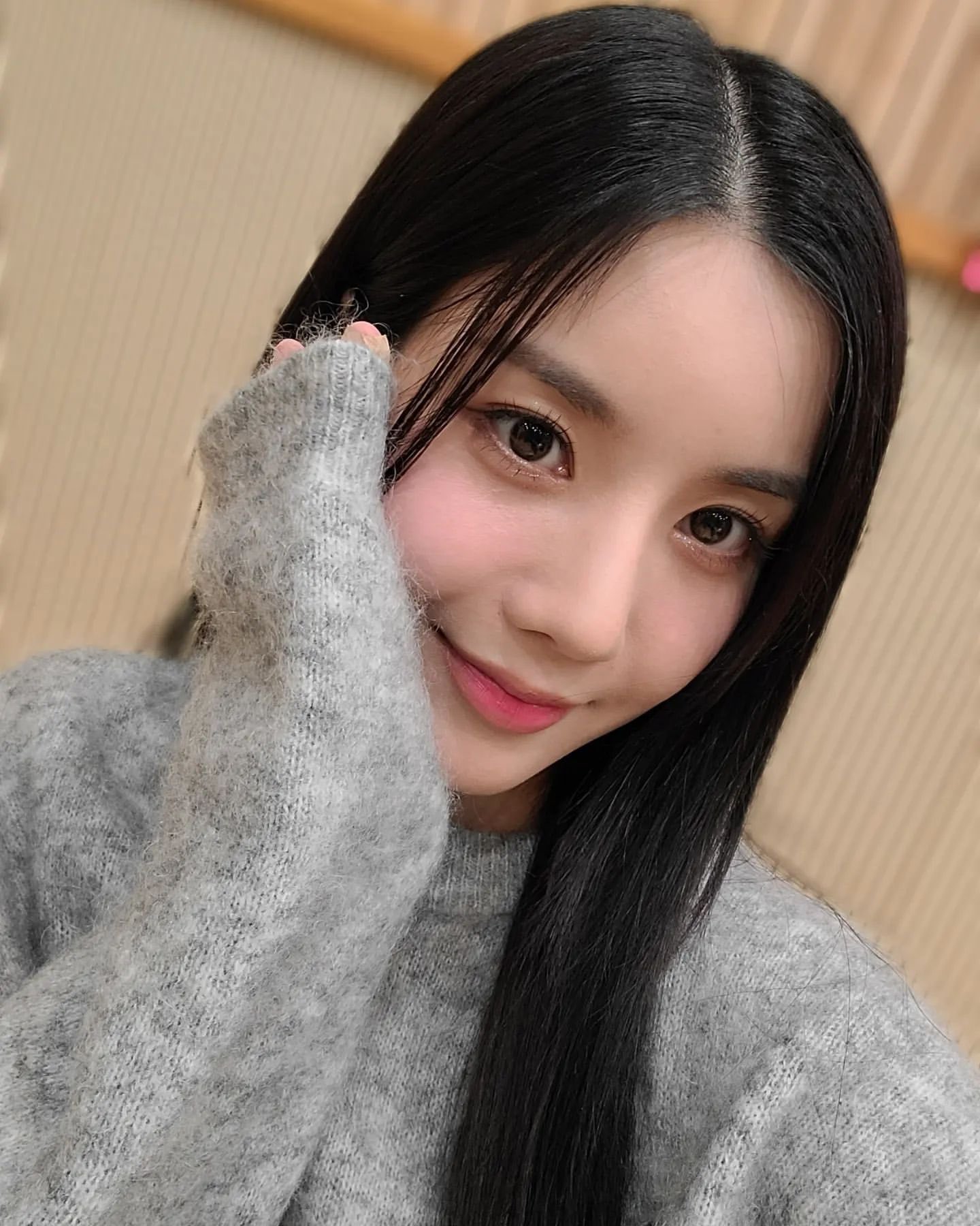 [잡담] 겨울 냄새나는 한 여돌의 니트착장 셀카모음 - 인스티즈(instiz) (K)POP/예능 카테고리