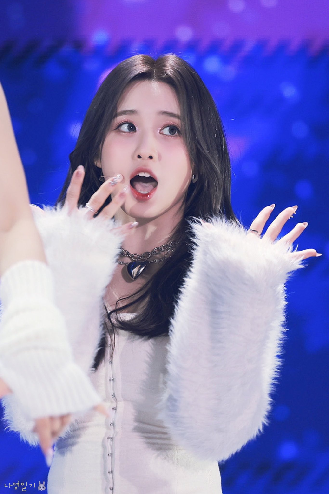 [잡담] 뽀송 요정 그 잡채 라잇썸 나영 올 화이트 룩 - 인스티즈(instiz) 연예 카테고리