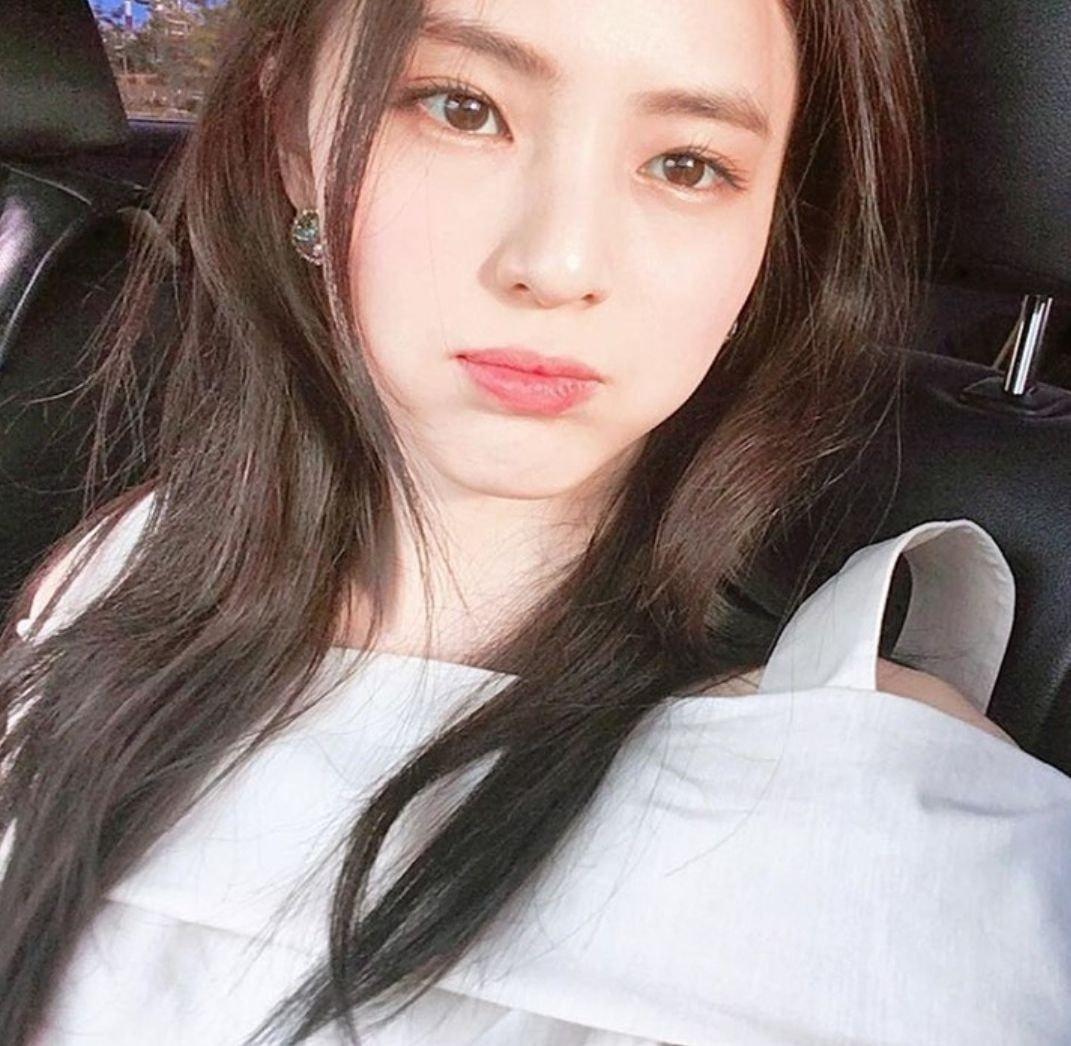 [잡담] 한소희는 솔직히 얼굴이 이렇게 생겼으면 - 인스티즈(instiz) 카테고리