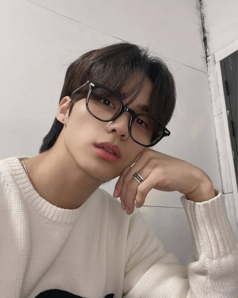 쓰니가 락발라드 앨범 소취 중인 DKZ 경윤 - 인스티즈(instiz) 인티포털 카테고리