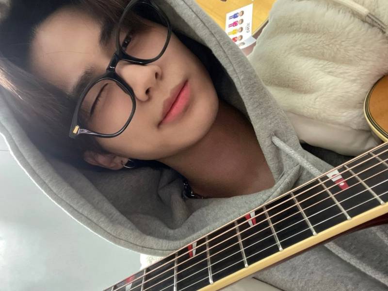 쓰니가 락발라드 앨범 소취 중인 DKZ 경윤 - 인스티즈(instiz) 인티포털 카테고리