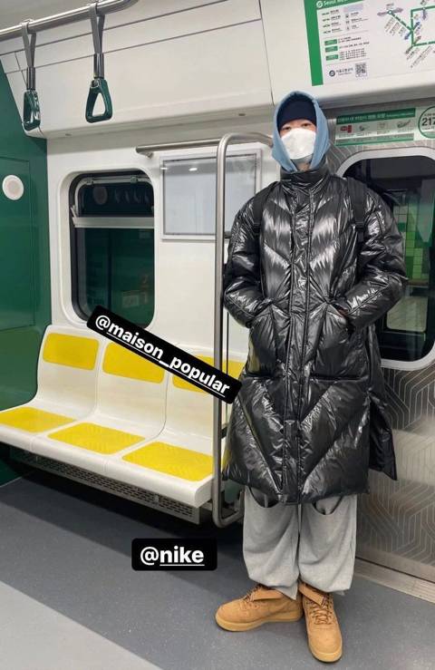 잡담 조규성 지하철 문짝 사진 볼 때마다 저 옷 내가 입으면 어디까지 올까 라는 생각함 인스티즈 instiz 연예
