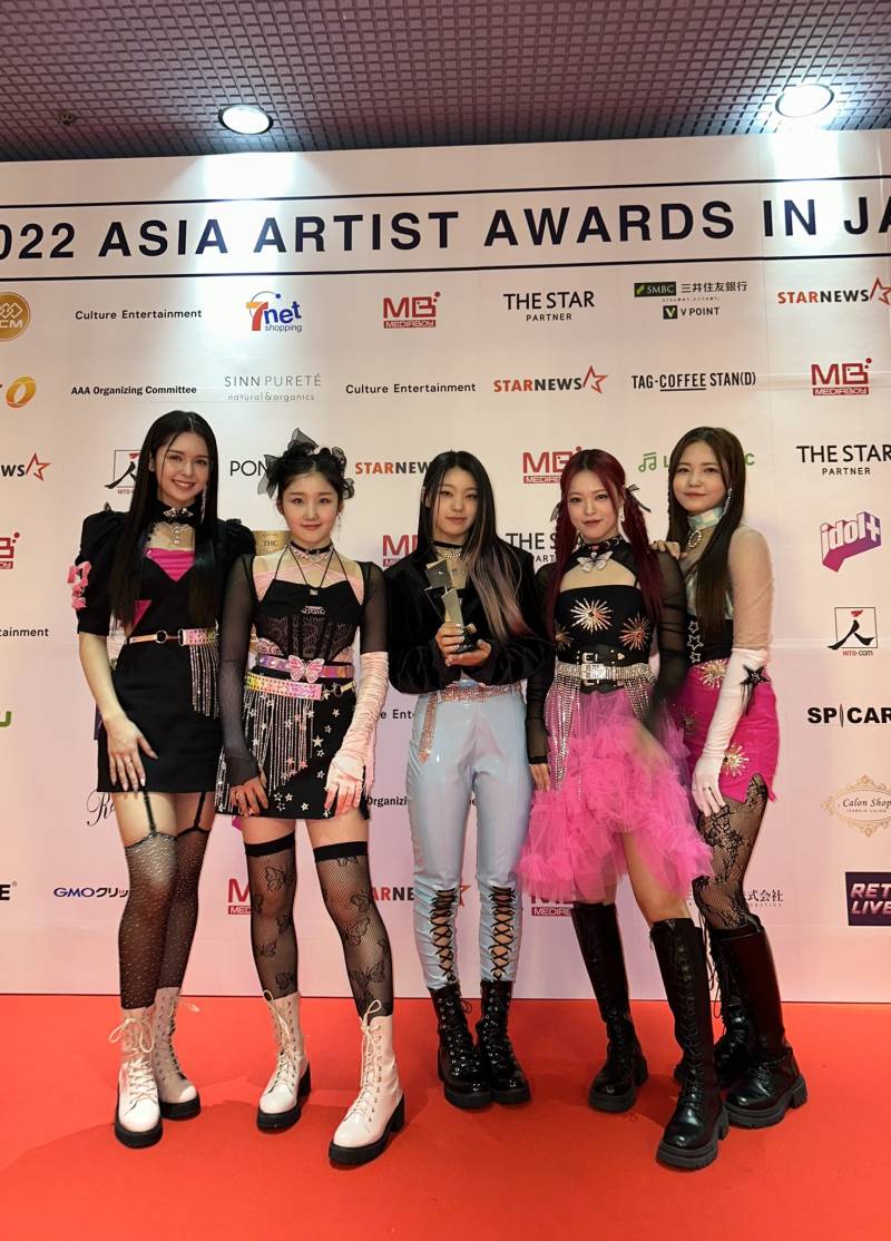 어제 시상식 처음 참석한 신인이 장식한 AAA 시상자 첫 무대 - 인스티즈(instiz) 이슈 카테고리