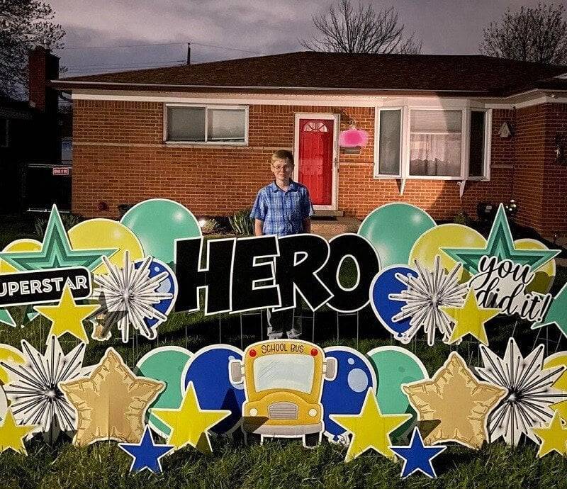 미국에서 달리는 스쿨버스에서 학생들을 구한 13살 아이.jpgif - 인스티즈(instiz) 이슈 카테고리