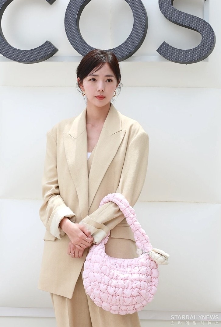 [잡담] 제니 덕에 COS 가방 대박터져서 - 인스티즈(instiz) (K)POP/예능 카테고리