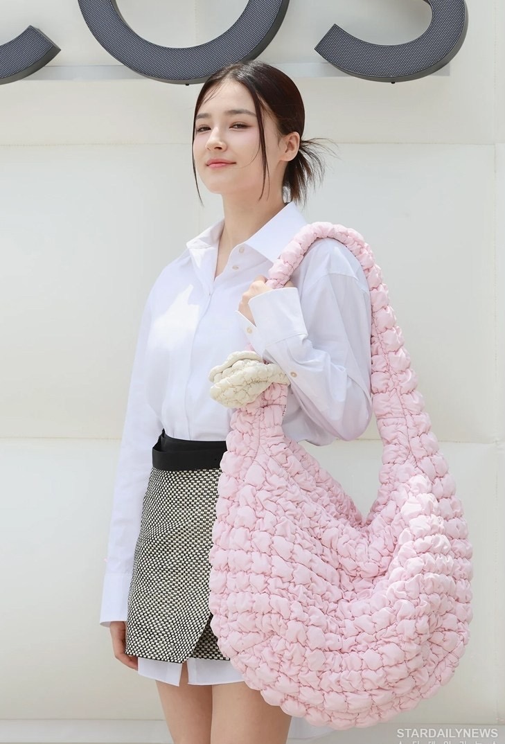 [잡담] 제니 덕에 COS 가방 대박터져서 - 인스티즈(instiz) (K)POP/예능 카테고리