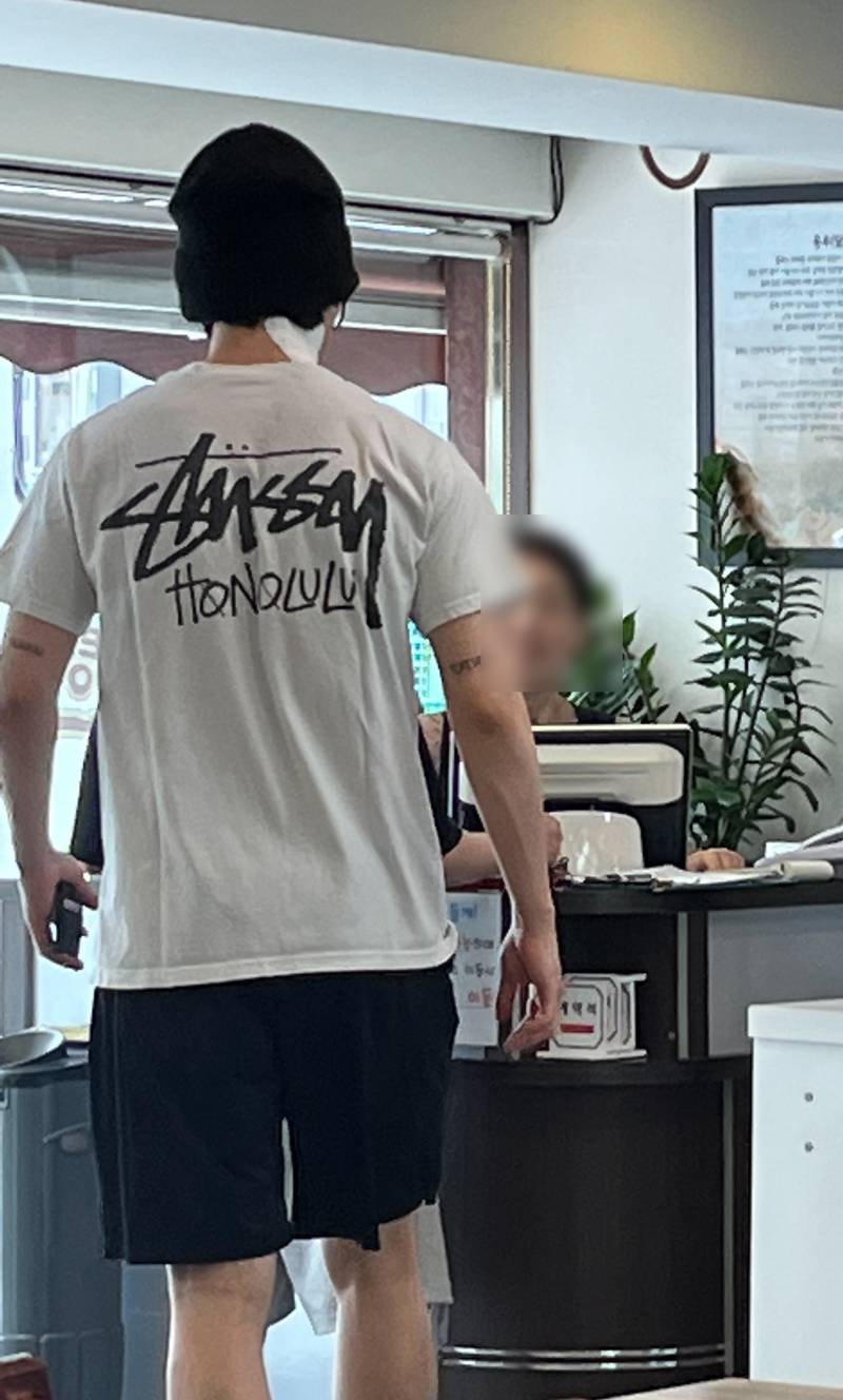 어제자 삼계탕집에서 보여준 BTS지민 사복패션 - 인스티즈(instiz) 이슈 카테고리