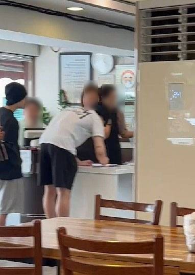 어제자 삼계탕집에서 보여준 BTS지민 사복패션 - 인스티즈(instiz) 이슈 카테고리