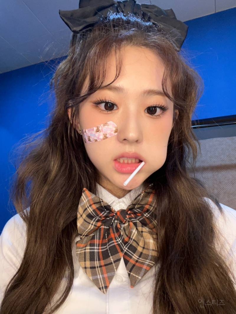 컴백 쇼케이스 때 얼굴에 반창고 붙이고 등장한 여돌 인스티즈instiz 이슈 카테고리