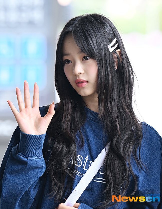 [잡담] 다들 뉴진스 멤버들 턱 갈라져있는거 알았어? - 인스티즈(instiz) 연예 카테고리