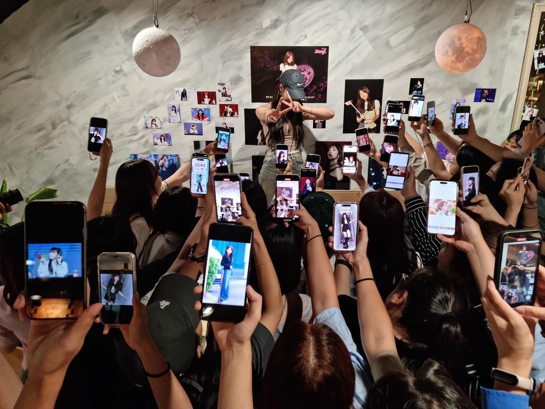 [잡담] 팬들이랑 유행하는 MZ샷 찍는 아이돌 실존 - 인스티즈(instiz) 연예 카테고리