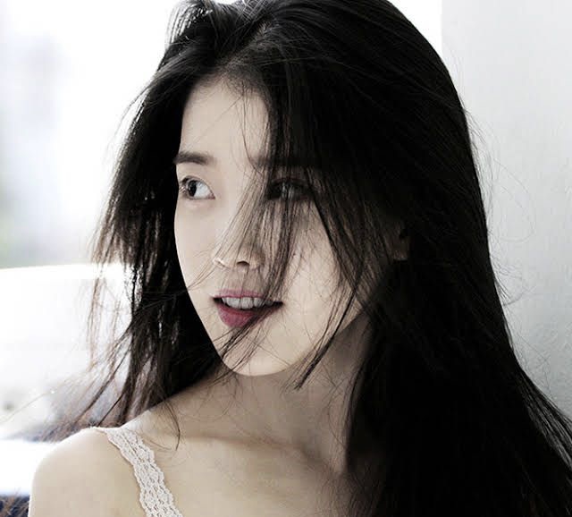 [잡담] 아이유 23살때 진짜 이쁘다 - 인스티즈(instiz) 드영배 카테고리