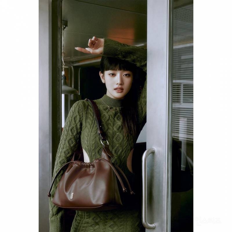 반응 좋은 아이들 미연 민니 제이에스티나 핸드백 23 FW 화보.jpg - 인스티즈(instiz) 이슈 카테고리