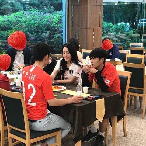 오늘자 사우디아라비아 케이콘 mc 윤두준 얼굴 - 인스티즈(instiz) 이슈 카테고리