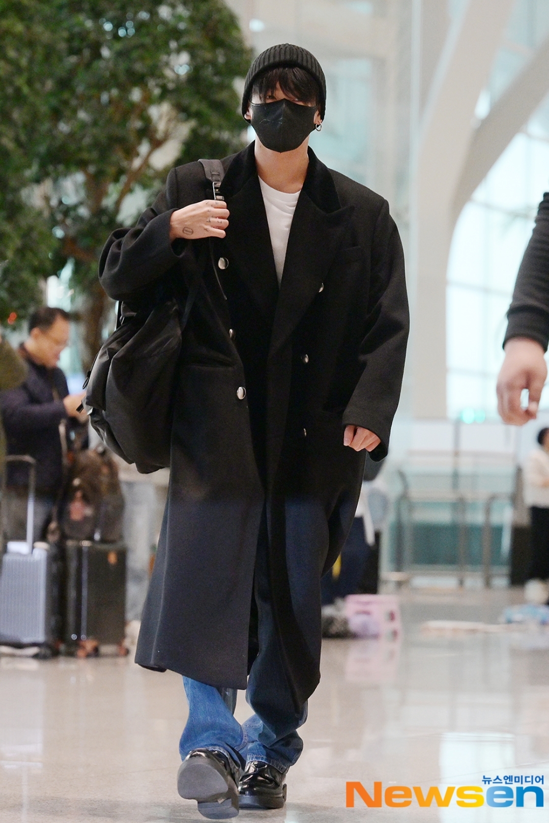 [잡담] 방탄 정국 가방 작아진거봐 인스티즈 Instiz 연예 카테고리