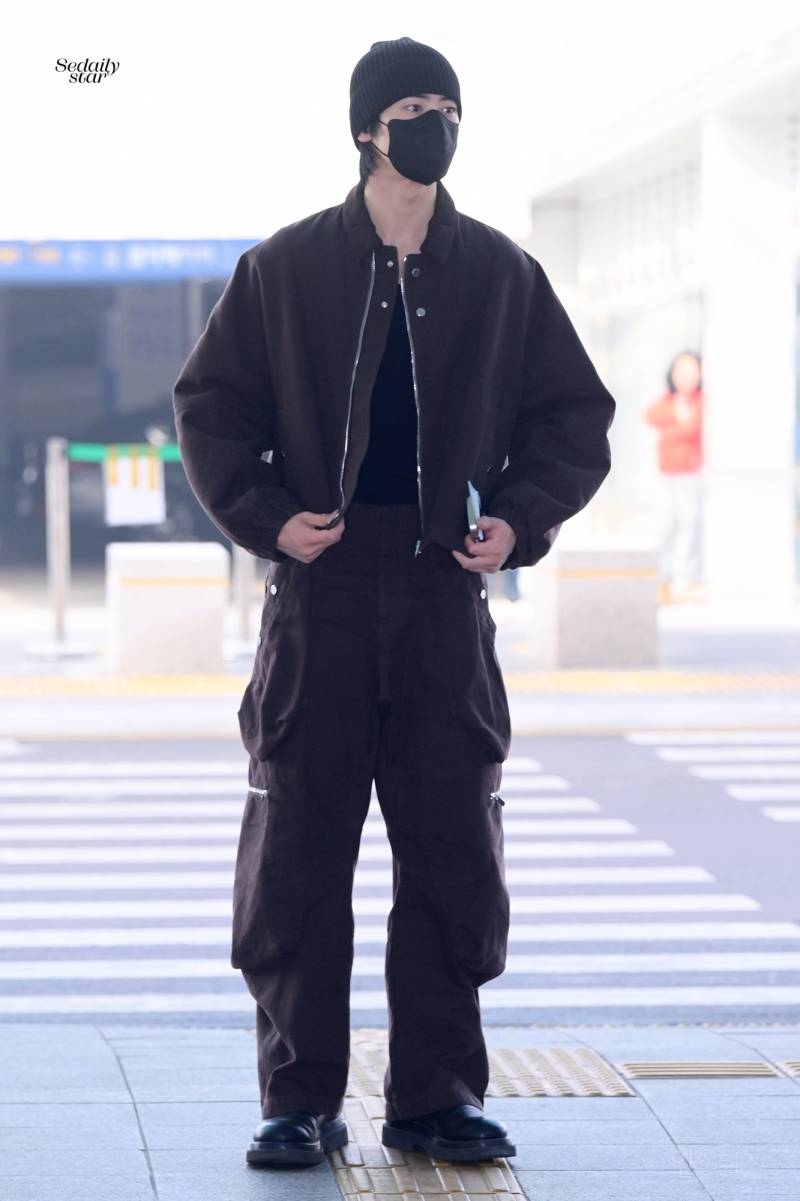 오늘 자 골든 디스크 MC 맡은 차은우 출국 사진.jpg - 인스티즈(instiz) 이슈 카테고리