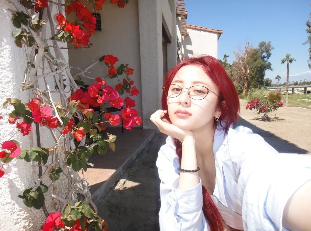 [잡담] 허윤진 미국 인스타 사진들(feat. 갤럭시) - 인스티즈(instiz) 연예 카테고리