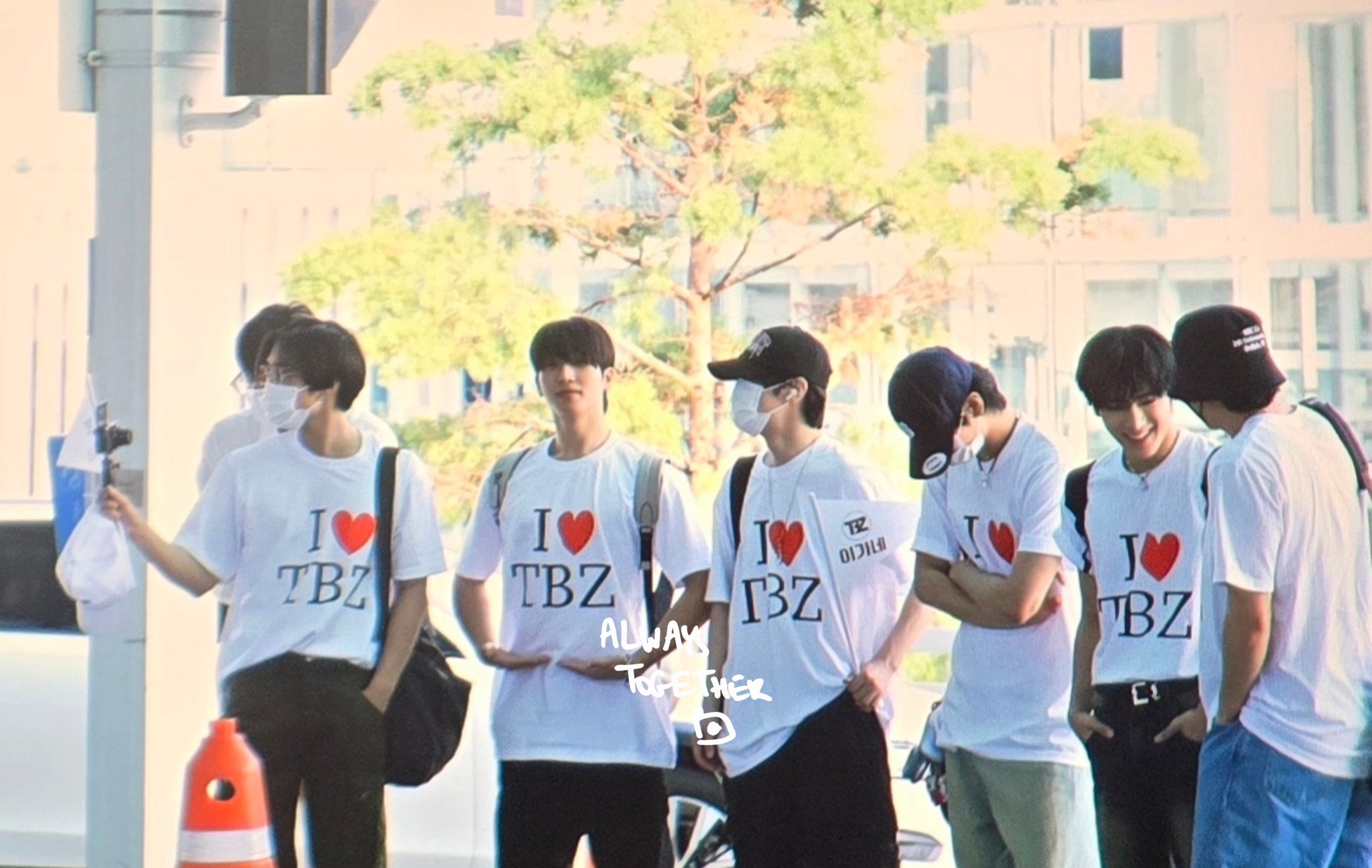 [잡담] 더보이즈 출국 패션 mz하다 - 인스티즈(instiz) 연예 카테고리