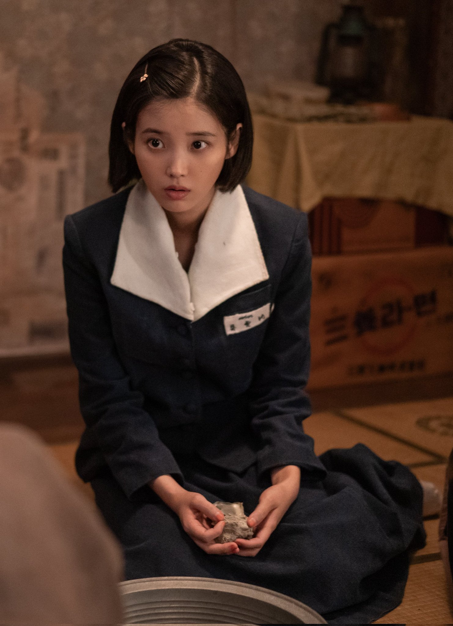 [잡담] 아이유 진짜 하얗다.. - 인스티즈(instiz) 드영배 카테고리