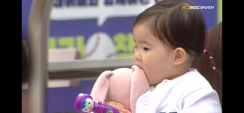 [잡담] 다시보기 하는데 인형먹방하는 아기 - 인스티즈(instiz) NC 카테고리