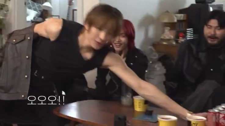 [잡담] 앤톤 팔길이 뭐임 - 인스티즈(instiz) 연예 카테고리