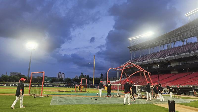 [잡담] 챔필에서 훈련하고 있나봄 - 인스티즈(instiz) KIA 카테고리