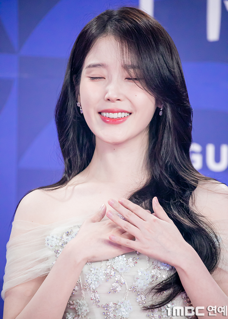 오늘 아이유 완전 공주님👑 - 인스티즈(instiz) 연예 카테고리