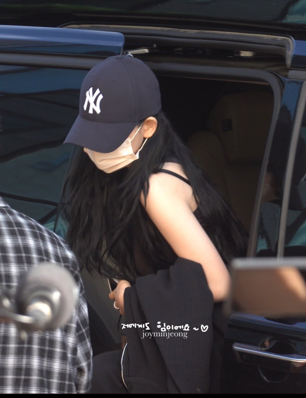 오늘자 뮤직뱅크 출근한 카리나 윈터 폰카짤 - 인스티즈(instiz) 연예 카테고리