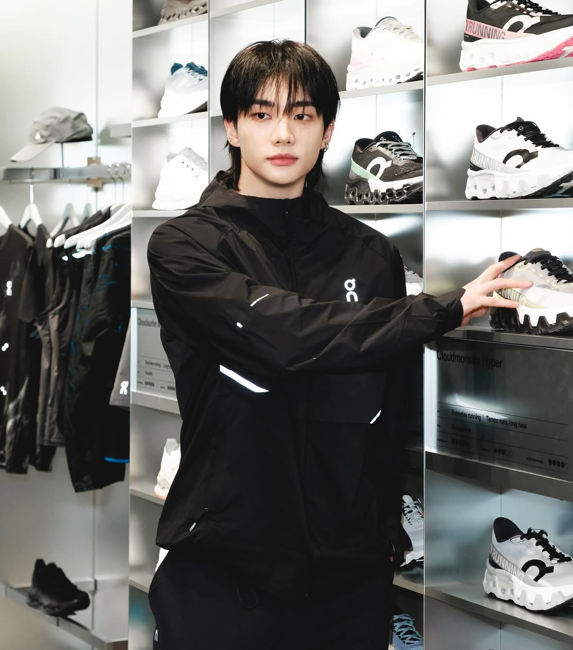 마네킹한테 안밀리는 현진 비율.jpg - 인스티즈(instiz) 연예 카테고리