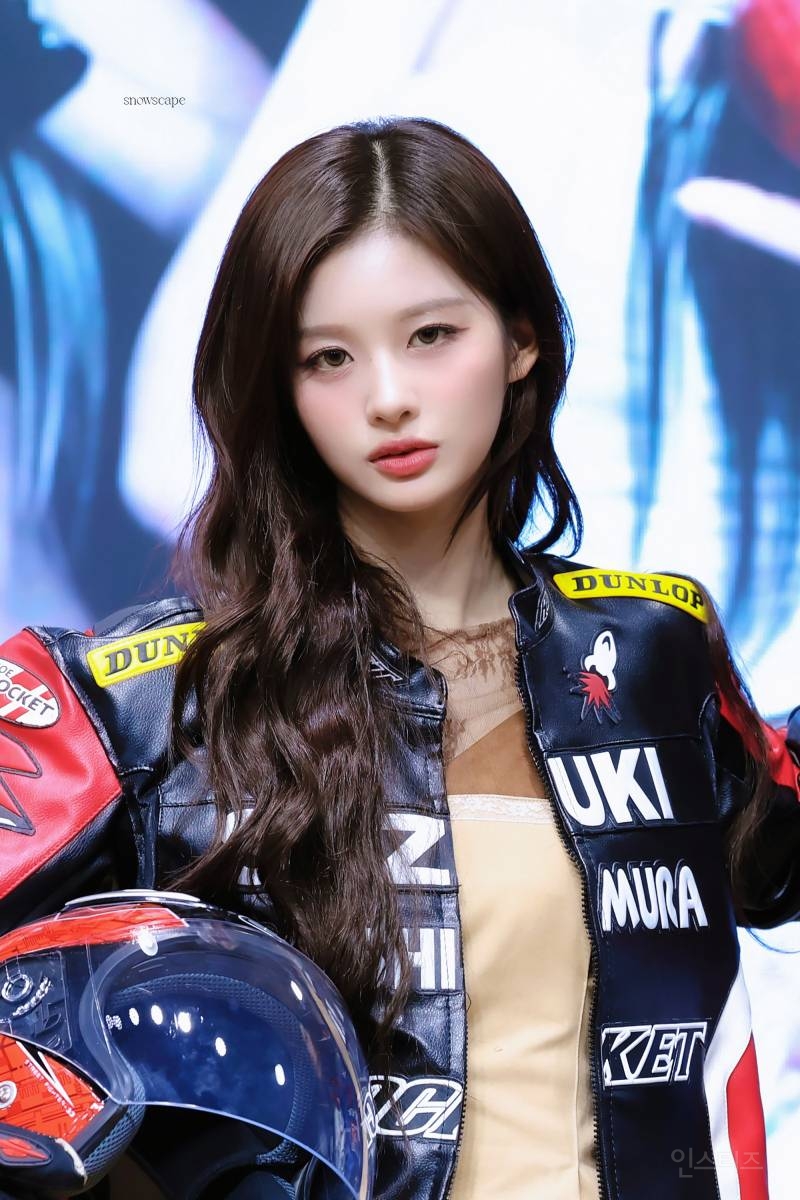 헬멧을 벗었더니 초미녀가 등장...twt - 인스티즈(instiz) 이슈 카테고리