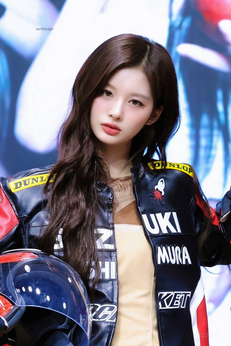 헬멧을 벗었더니 초미녀가 등장...twt - 인스티즈(instiz) 이슈 카테고리