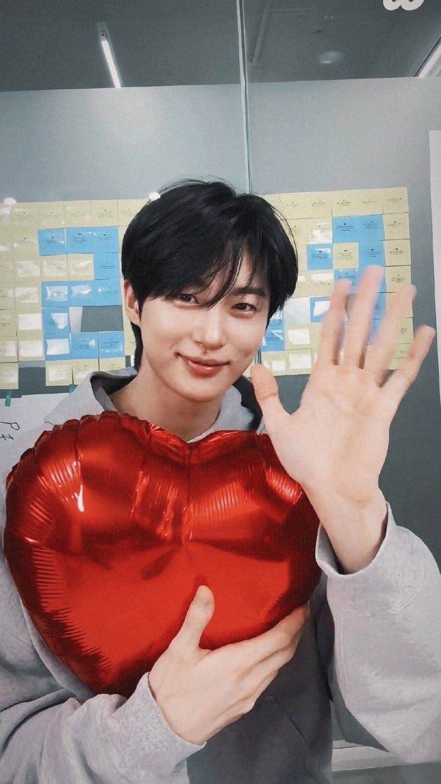 변우석 아이유 손 차이 개설렌다 - 인스티즈(instiz) 드영배 카테고리