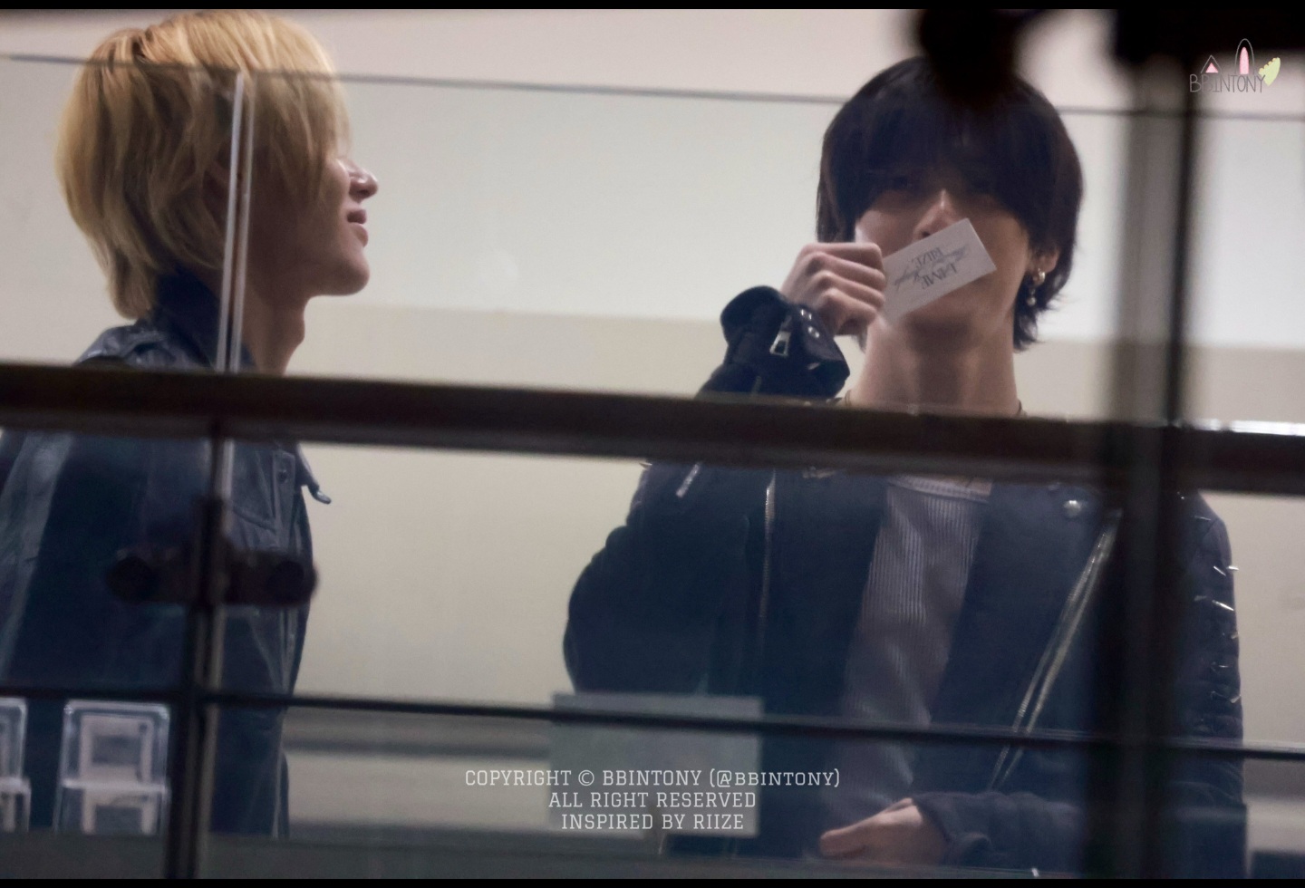 원빈 앤톤 전시회 시향하는거 - 인스티즈(instiz) 연예 카테고리