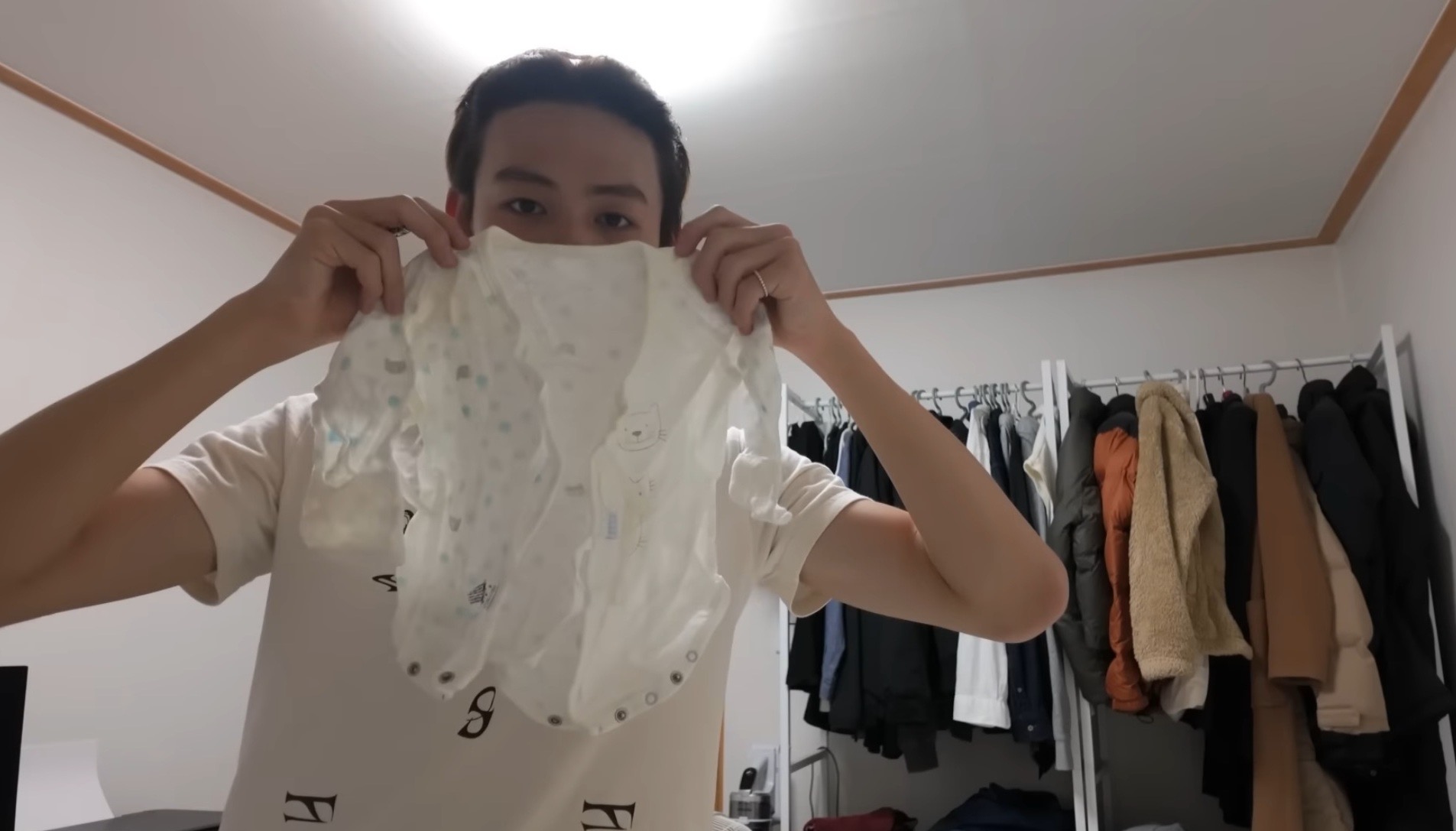 코르티스 성현 아기때 입던 배냇저고리랑 갓기때 사진ㅋㅋㅋ - 인스티즈(instiz) 연예 카테고리