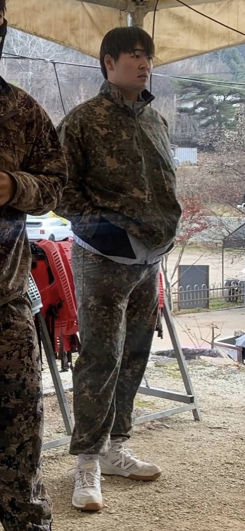 영준이 포즈가 아저씨 포즈같애.. - 인스티즈(instiz) SSG 카테고리