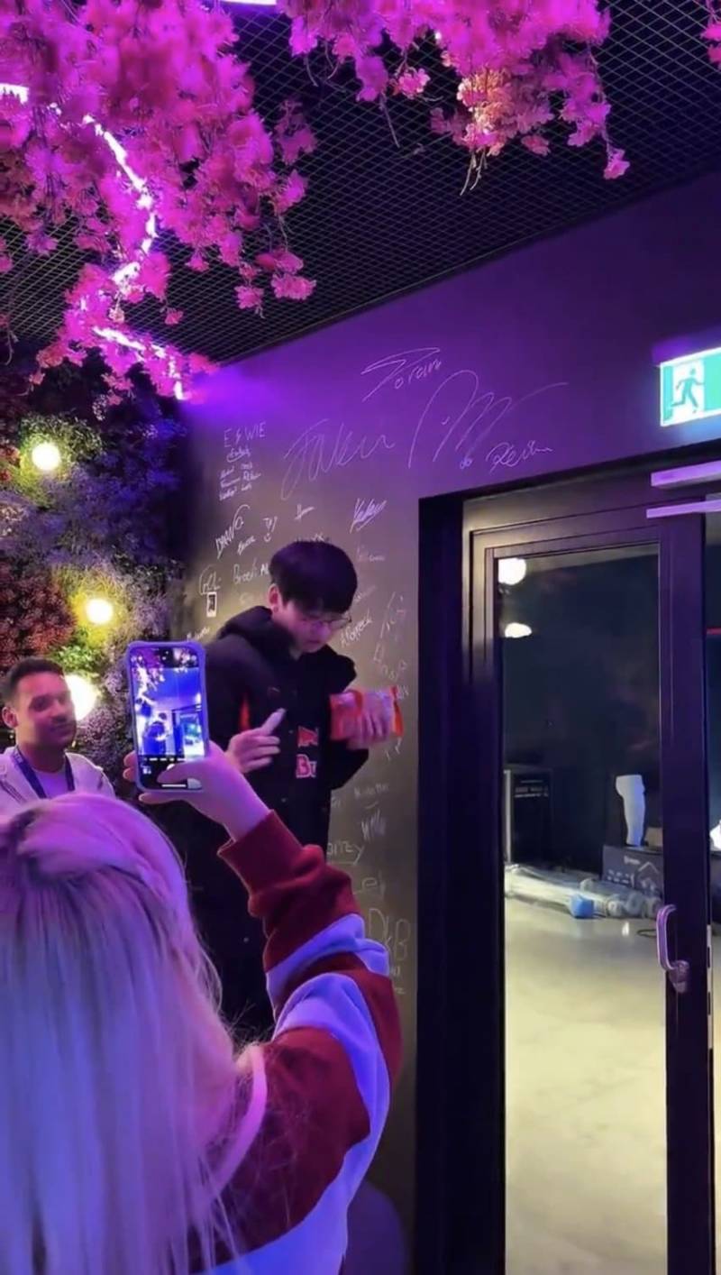 란도 싸인하고 내려오는뎈ㅋㅋㅋ - 인스티즈(instiz) T1 카테고리