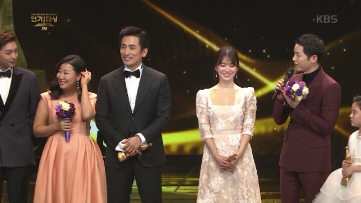 [KBS연기대상] 오지호와 베스트커플상 타러 나와서 송중기만 바라보는 아역배우 허정은.jpg - 인스티즈(instiz) 이슈 카테고리