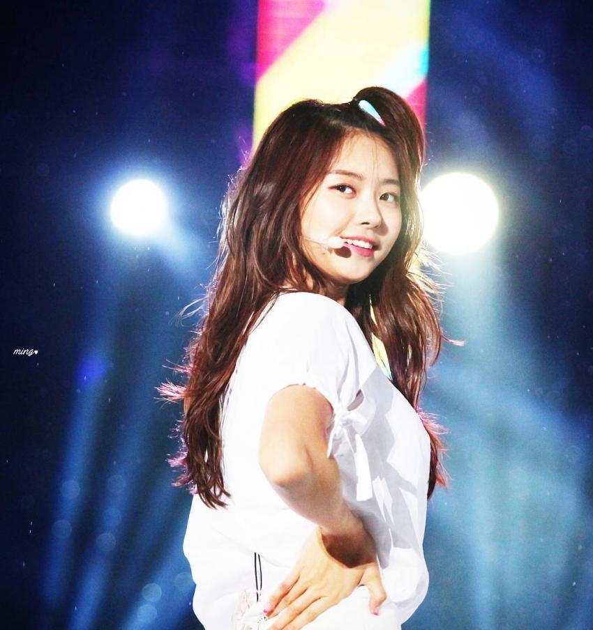 교복입어도 숨길 수 없는 ioi 임나영 피지컬 - 인스티즈(instiz) 이슈 카테고리