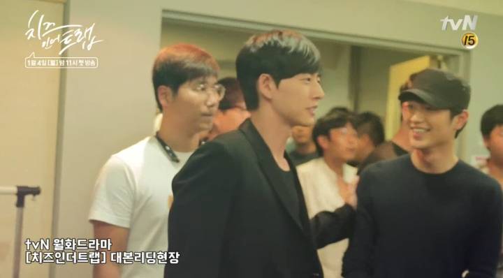 치인트 대본리딩 중 얼굴 빨개진 이윤정PD.jpg - 인스티즈(instiz) 이슈 카테고리